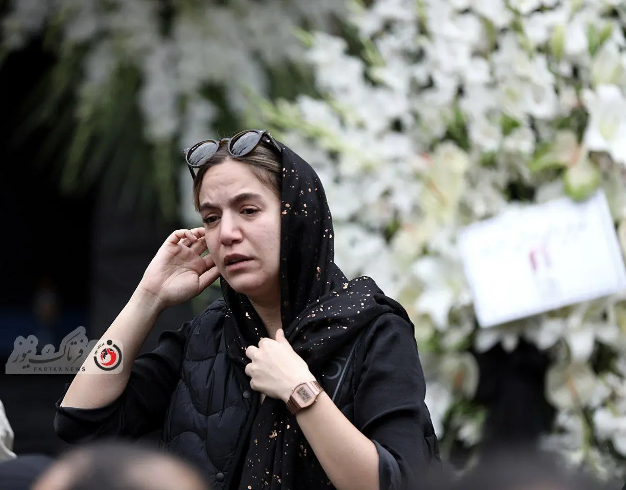 تصویری غم انگیز از ستاره پسیانی در زمان خاکسپاری آتیلا پسیانی