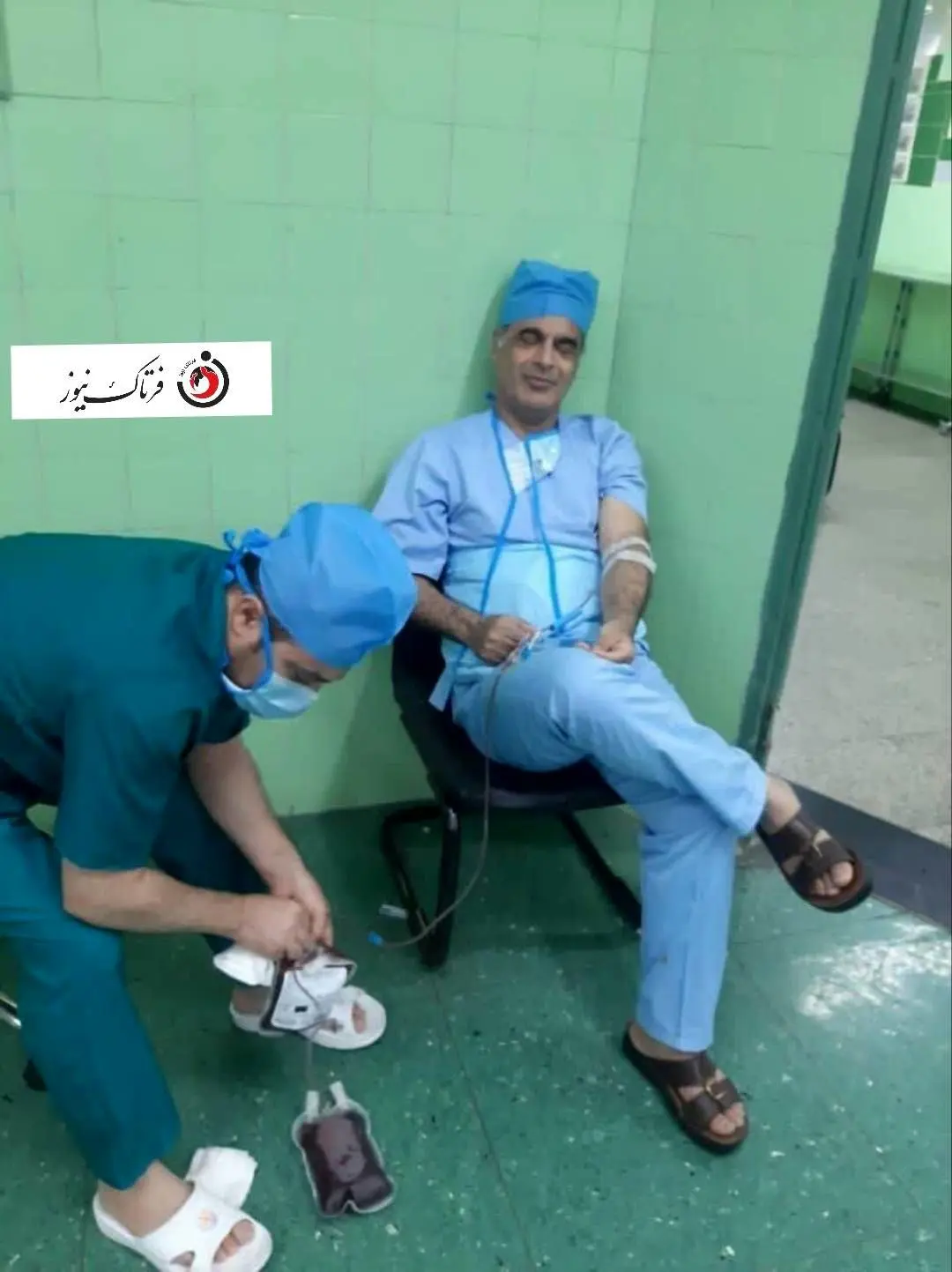 فداکاری دکتر فریدون سبزی در اتاق عمل اهدا خون به بیمار توسط پزشک